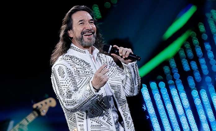 El Buki da concierto y pide a fans orar en este tiempo de pandemia