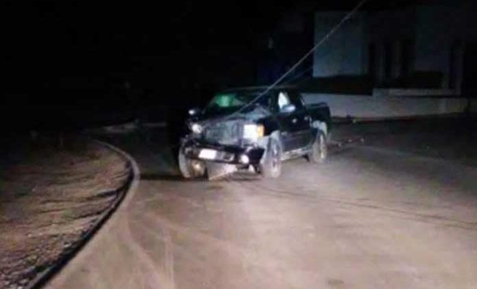 Automovilista choca contra poste y huye Automovilista choca contra poste y huye