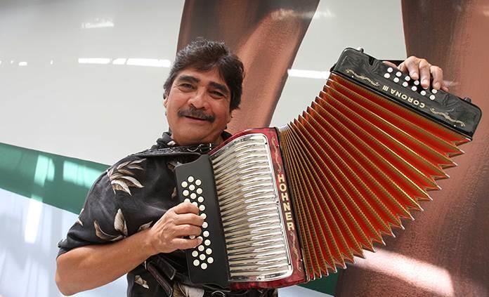 Celso Piña calmaba a la banda brava con el acordeón
