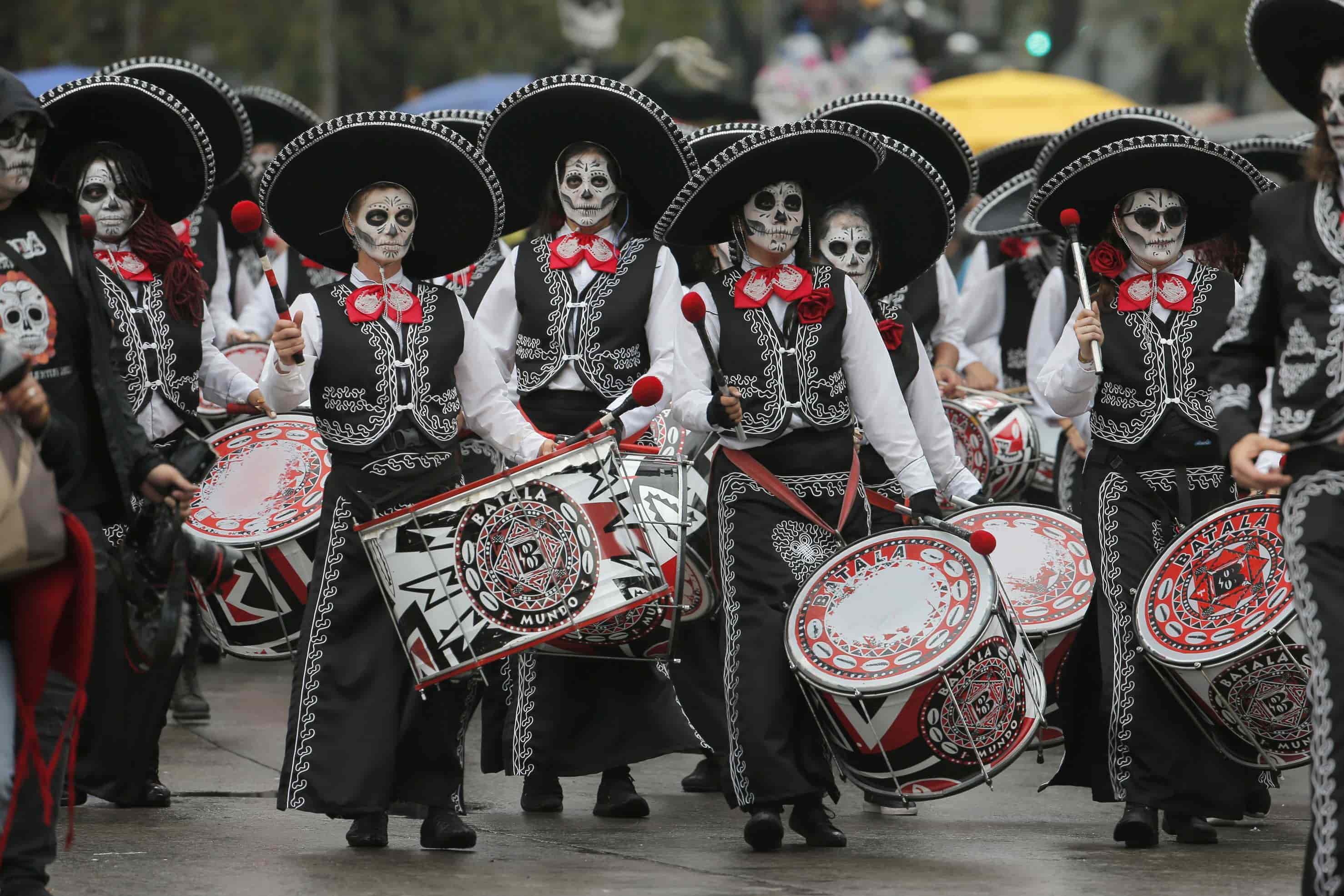 El Mega Desfile De D a De Muertos Entre Calaveras Y Carros Aleg ricos 