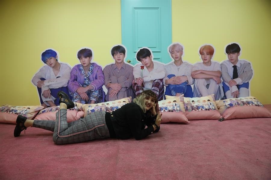 Fans enloquecen en la apertura de tienda en México dedicada a surcoreanos BTS
