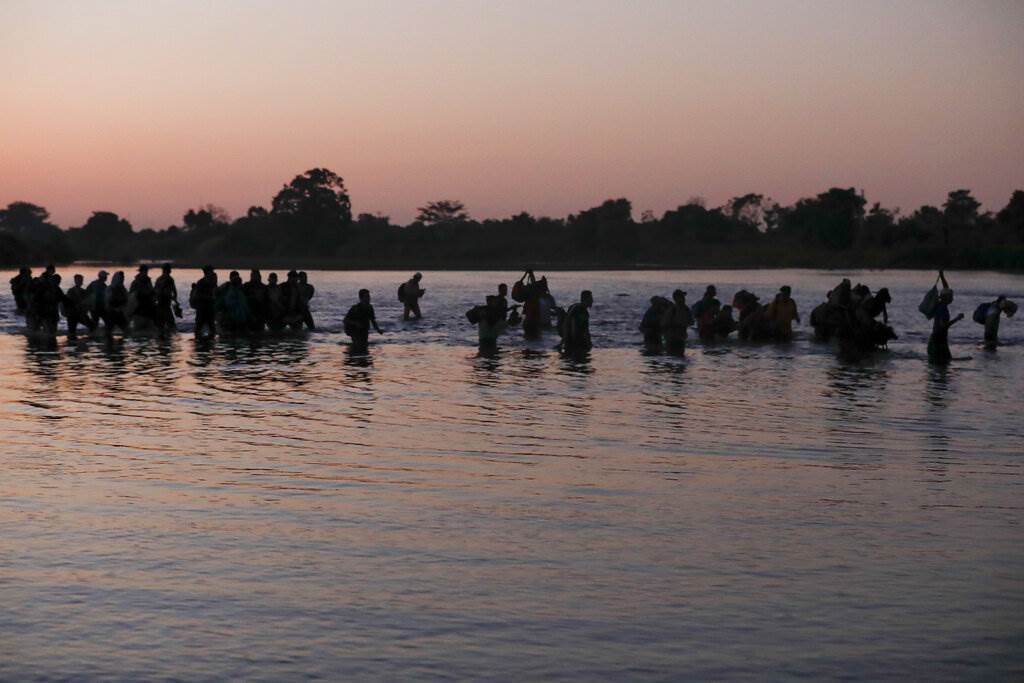 Cientos de migrantes cruzan en grupo el río Suchiate hacia México