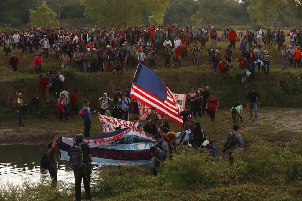 Cientos de migrantes cruzan en grupo el río Suchiate hacia México