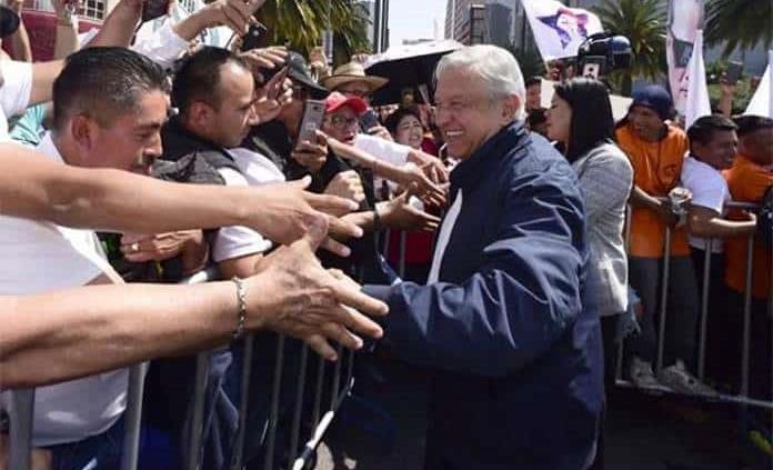 AMLO saluda de mano, da besos y abrazos pese a recomendaciones por ...