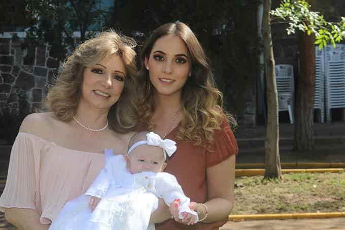 María Inés Durán Soberón recibe el bautismo