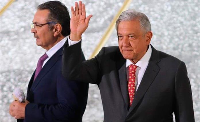 AMLO sigue con actos masivos, sin distancia con el Gabinete y saludando ...