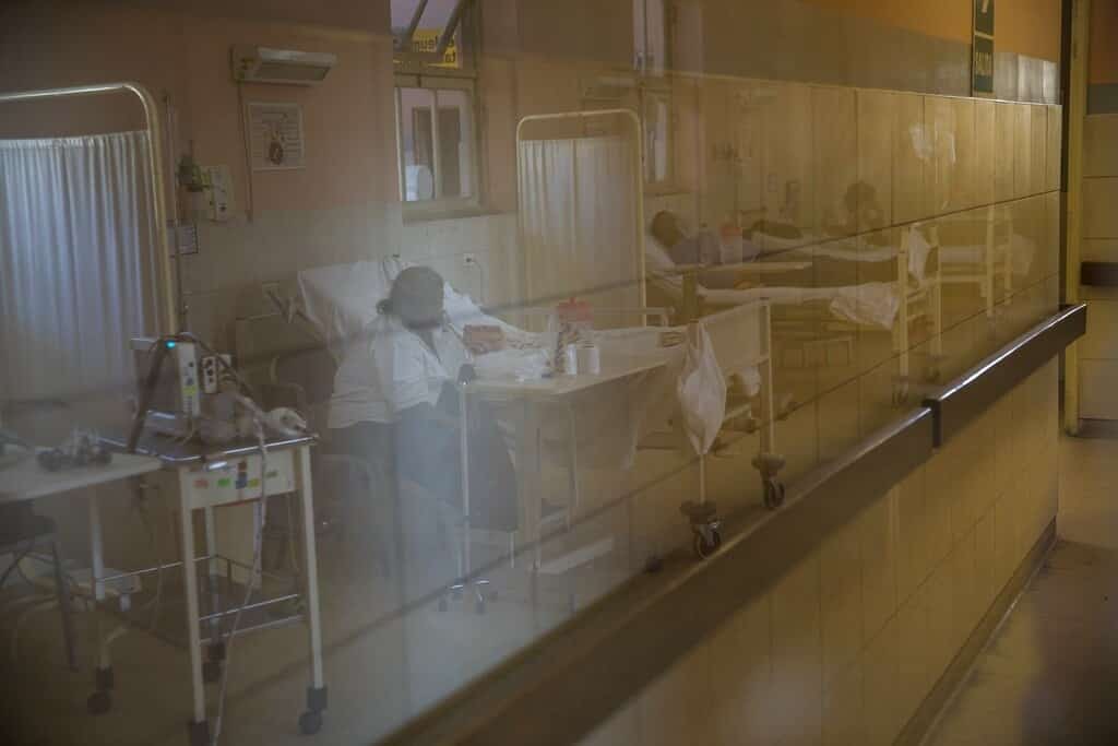 Miedo y esfuerzo en histórico hospital de Perú ante COVID-19