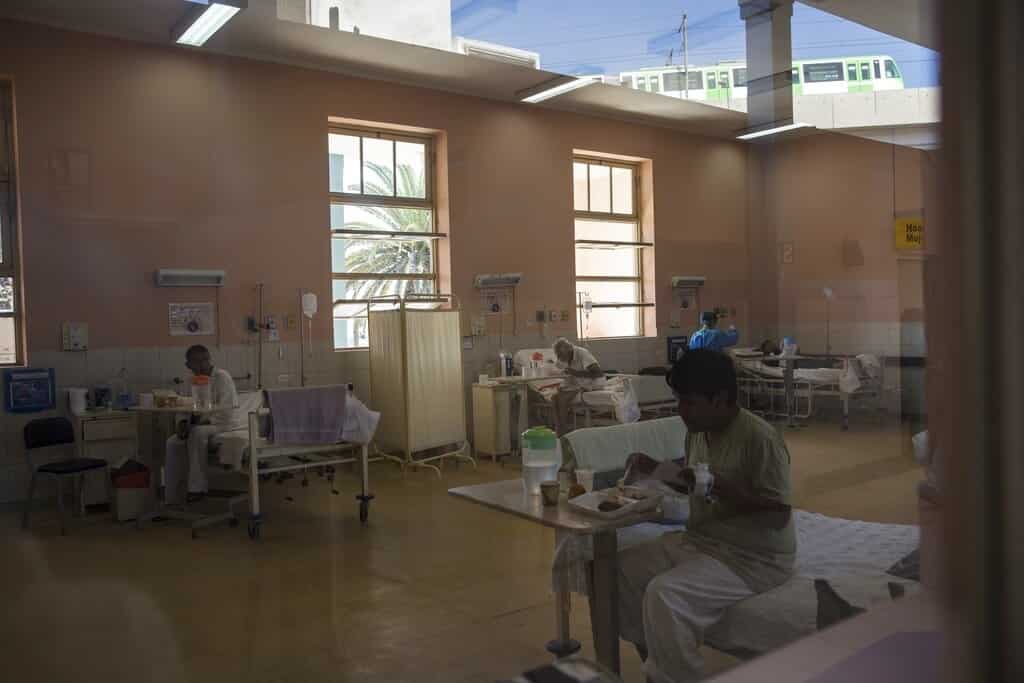 Miedo y esfuerzo en histórico hospital de Perú ante COVID-19