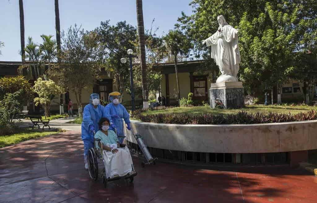 Miedo y esfuerzo en histórico hospital de Perú ante COVID-19