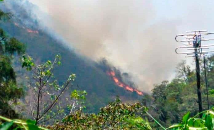 Quema parcelaria provoca enorme incendio en comunidad de Xilitla