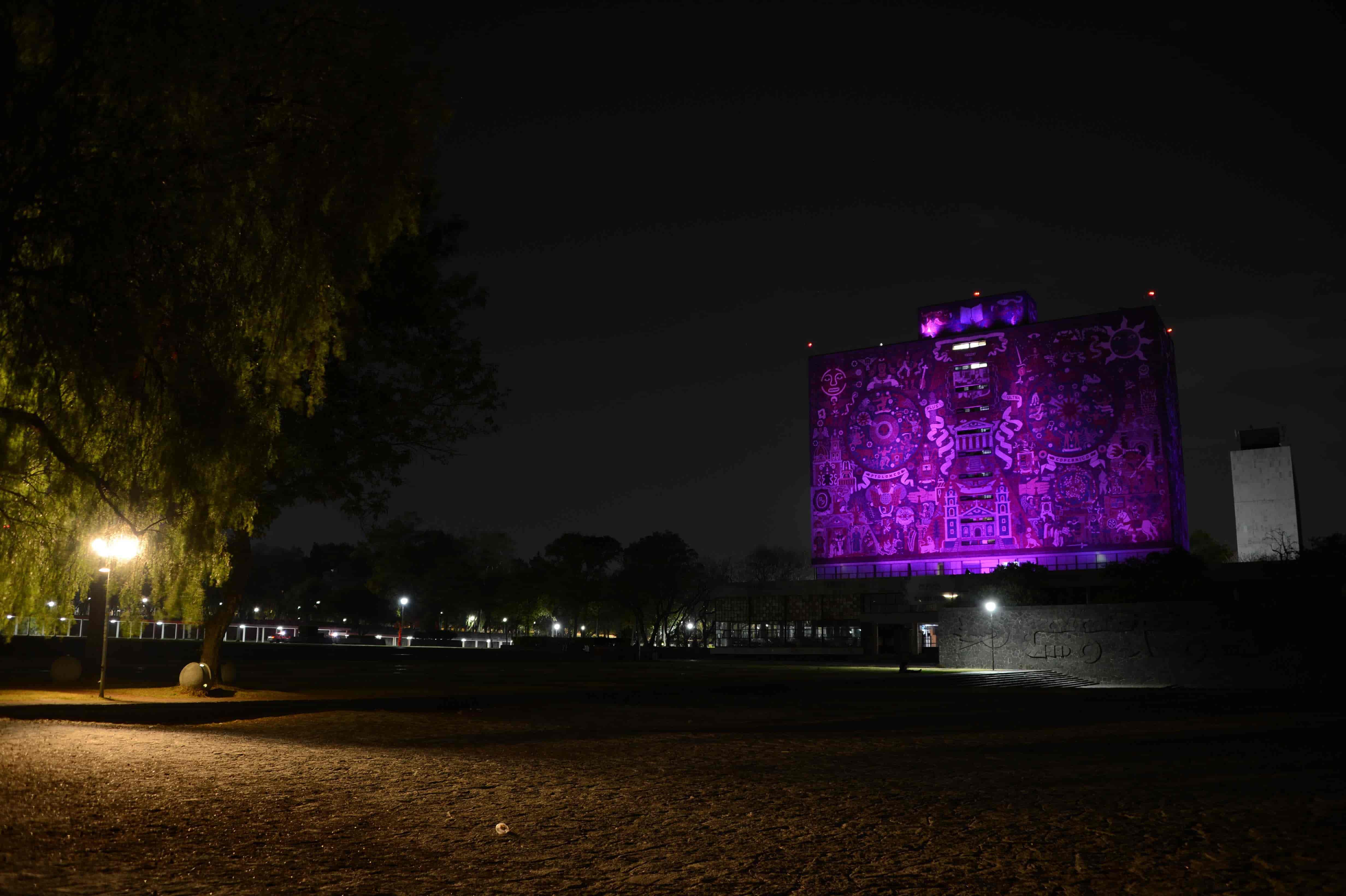 Iluminan Biblioteca Central de la UNAM por el 8M