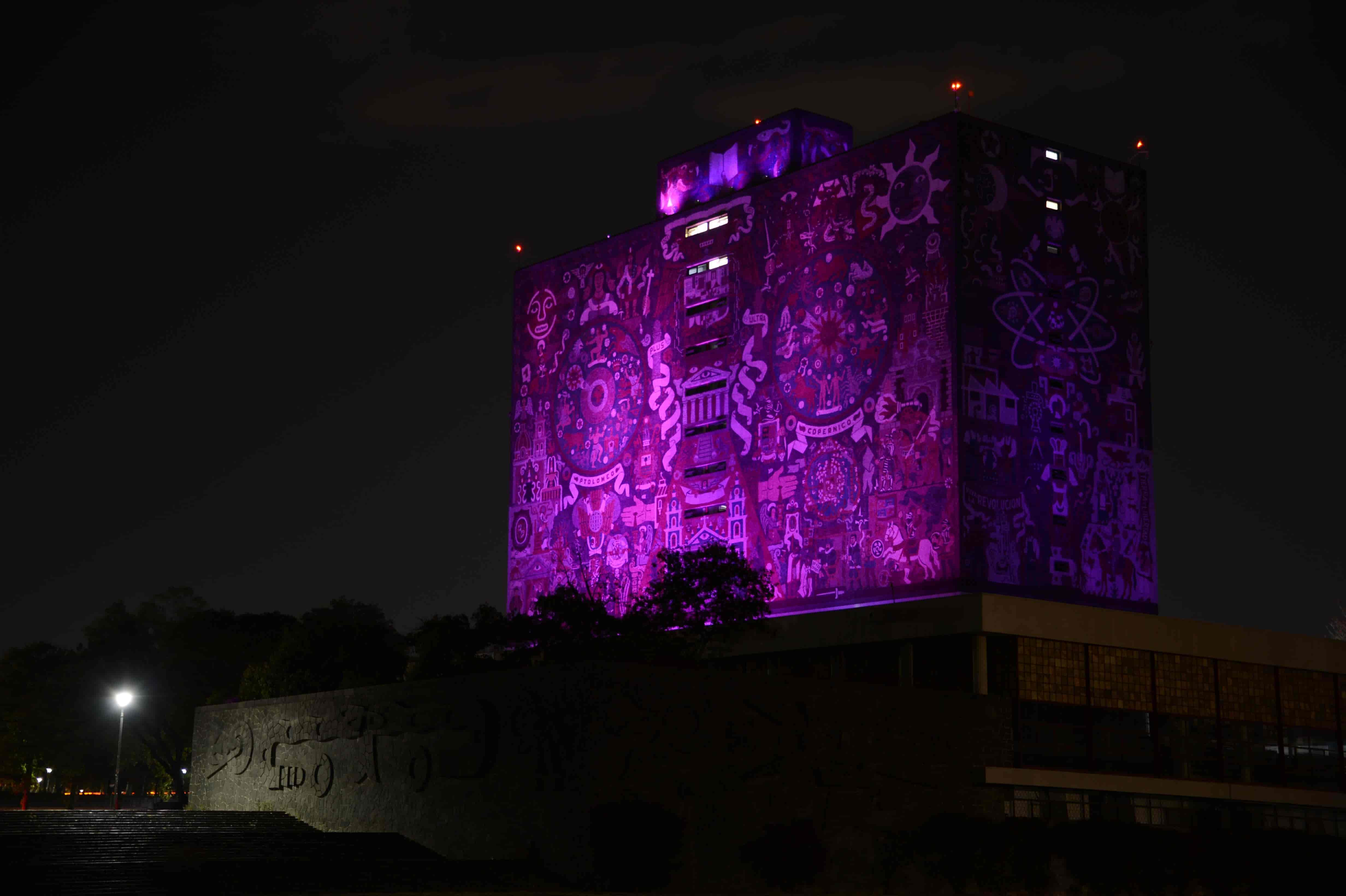 Iluminan Biblioteca Central de la UNAM por el 8M