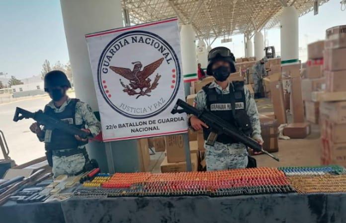Guardia Nacional Asegura Tractocamión Con Armas Y Pirotecnia