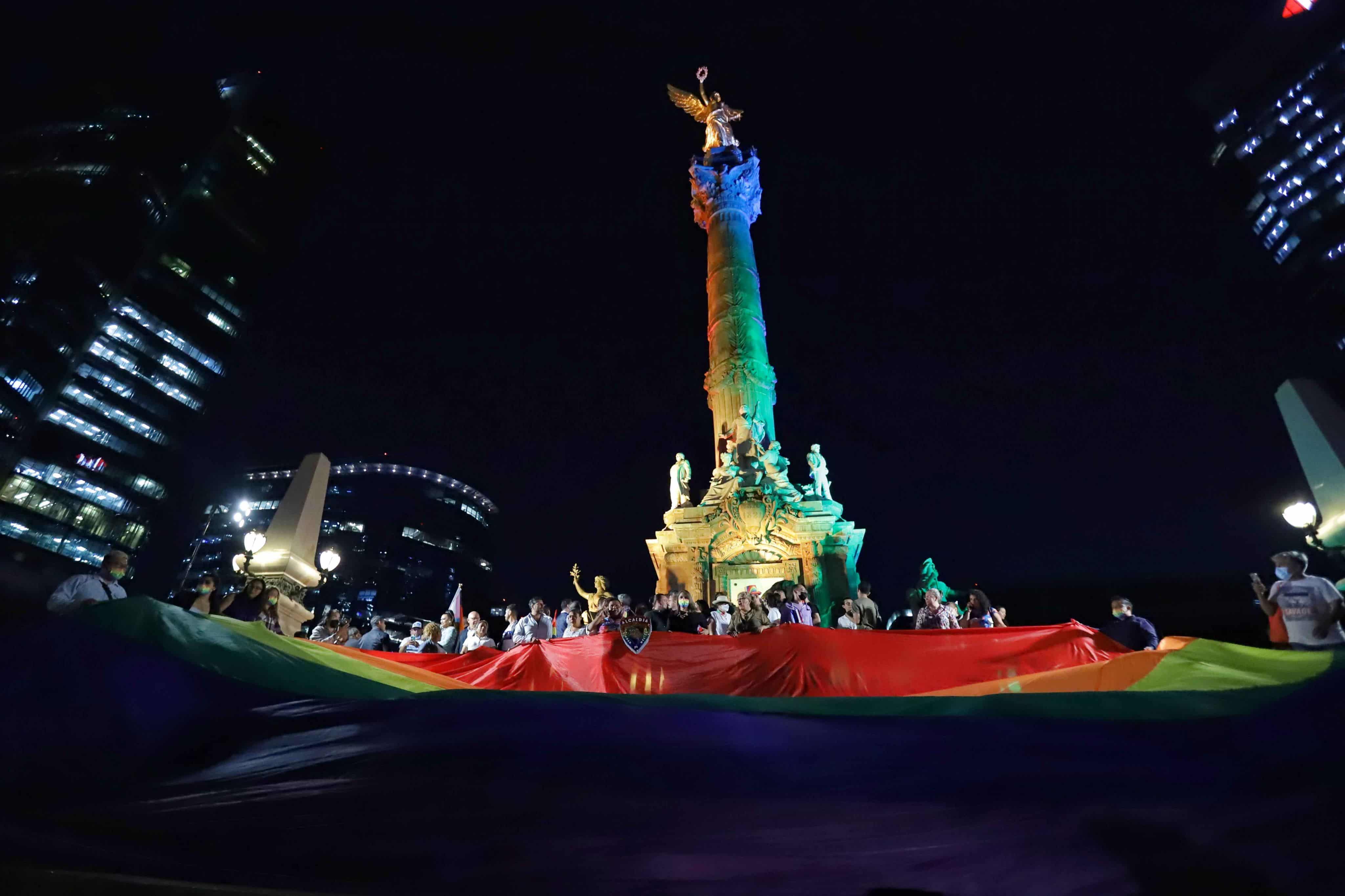 Monumentos de la CDMX se iluminan con la bandera arcoíris (Fotos)