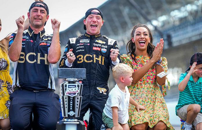 Reddick gana en Indy y cierra el mejor mes de su carrera