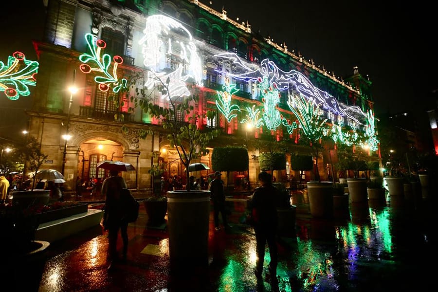 Zócalo de la CDMX se ilumina para las fiestas patrias