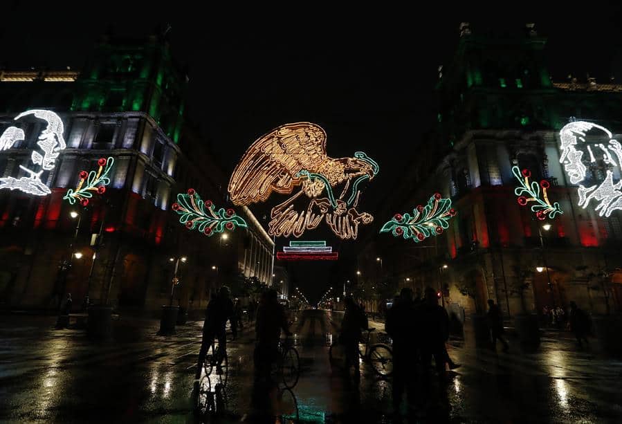Zócalo de la CDMX se ilumina para las fiestas patrias