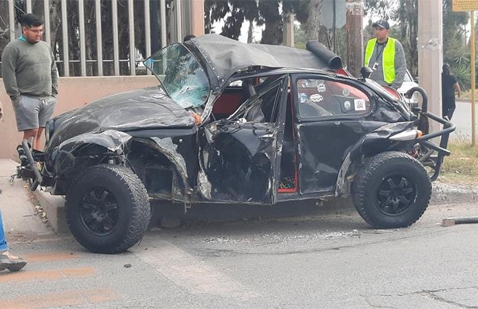 Tráiler deja inservible a un “vochito” al chocarlo