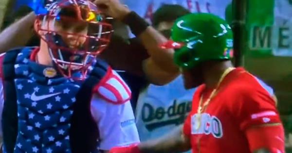 Catcher de Estados Unidos niega saludo a pelotero mexicano
