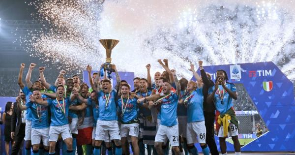 Chucky Lozano llora tras recibir su medalla de campeón de Italia