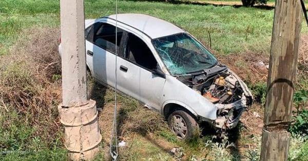 Abandonan un carro tras derribar poste