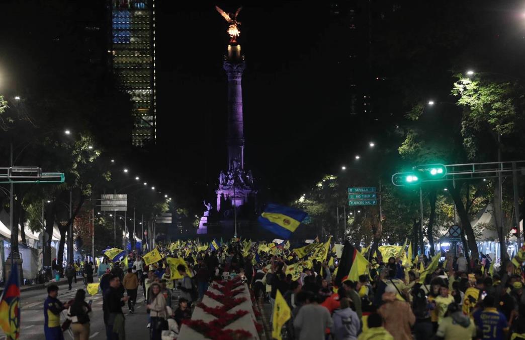 Afición del América festeja la 14 en el Ángel de la Independencia
