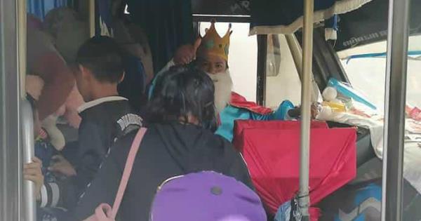 El rey Melchor repartió dulces y regalos