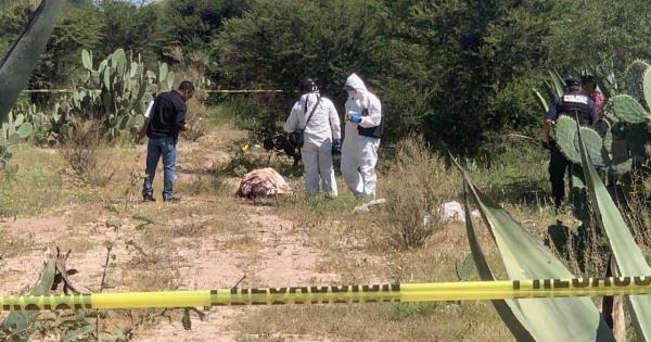 Hallan un cadáver envuelto en cobijas en Milpillas